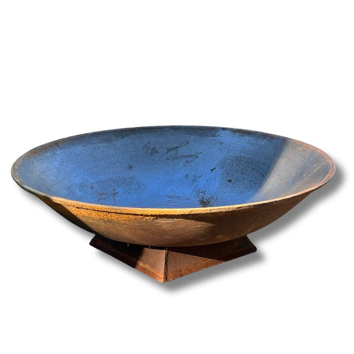 Cast Iron Fire Pit 900 on Trivet Base – Fire Pit Company